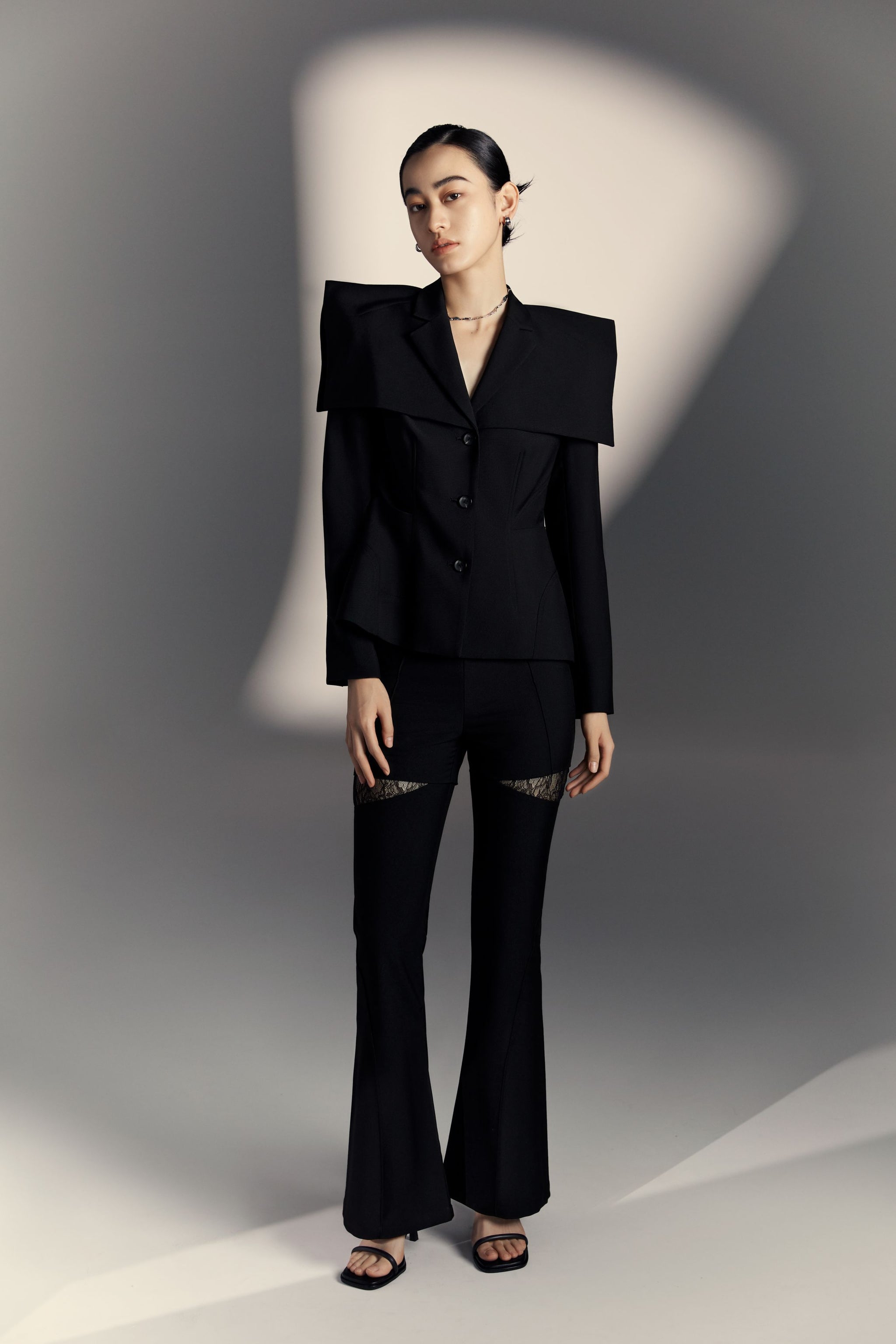 Square-shoulder and Backless Waist-skimming Suit – LuMa Porter